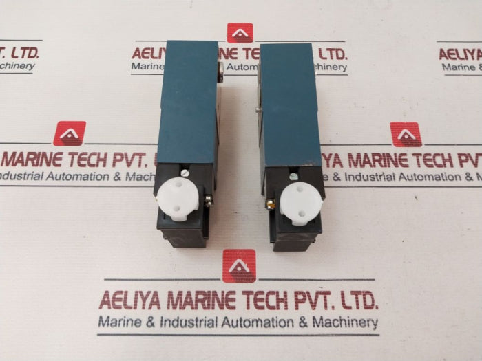 Bosch 0 811 160 014 Pressure Switch Cable Socket 2.5A-250V~ – Aeliya Marine