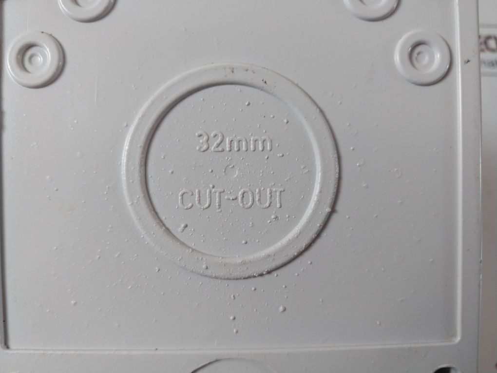 Clipsal 56Swh325 3-pole Enclosed Load Break Switch – Aeliya Marine