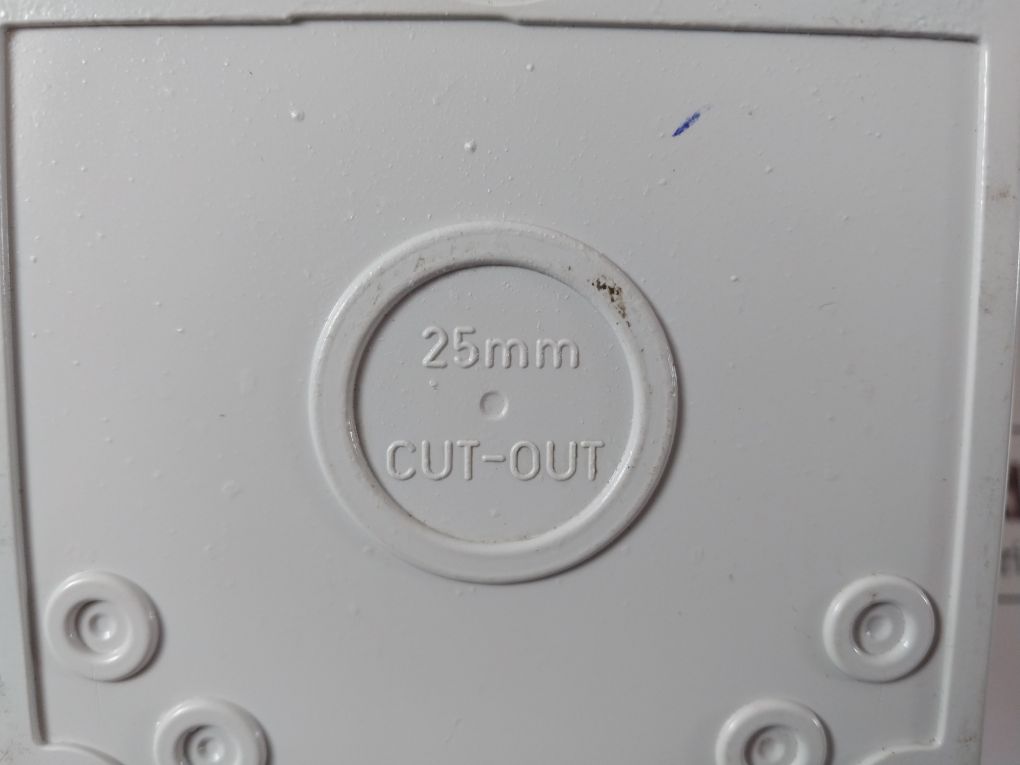 Clipsal 56Swh325 3-pole Enclosed Load Break Switch – Aeliya Marine