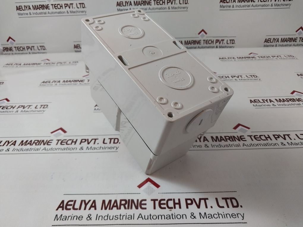 Clipsal 56Swh325 3-pole Enclosed Load Break Switch – Aeliya Marine