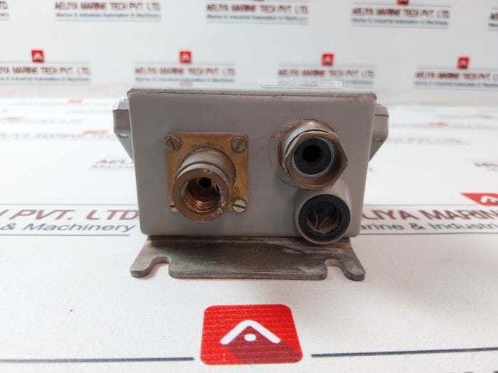 Danfoss Cas 136 Pressure Control Switch – Aeliya Marine