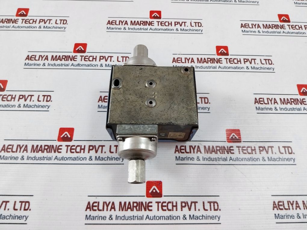 Johnson Controls P74Ea-9700 Differential Pressure Switch – Aeliya Marine