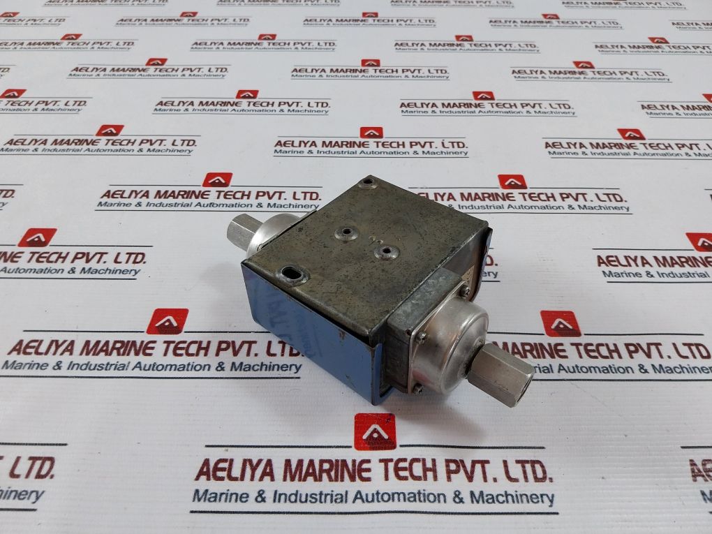 Johnson Controls P74Ea-9700 Differential Pressure Switch – Aeliya Marine