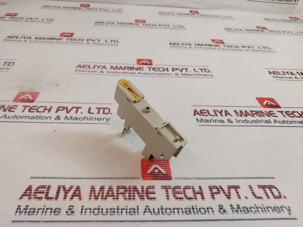 Omron P2Rf-08-e Relay Socket – Aeliya Marine