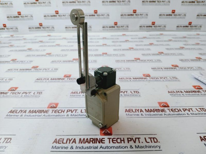 Omron Wlca12-2 2-circuit Limit Switch With Part – Aeliya Marine