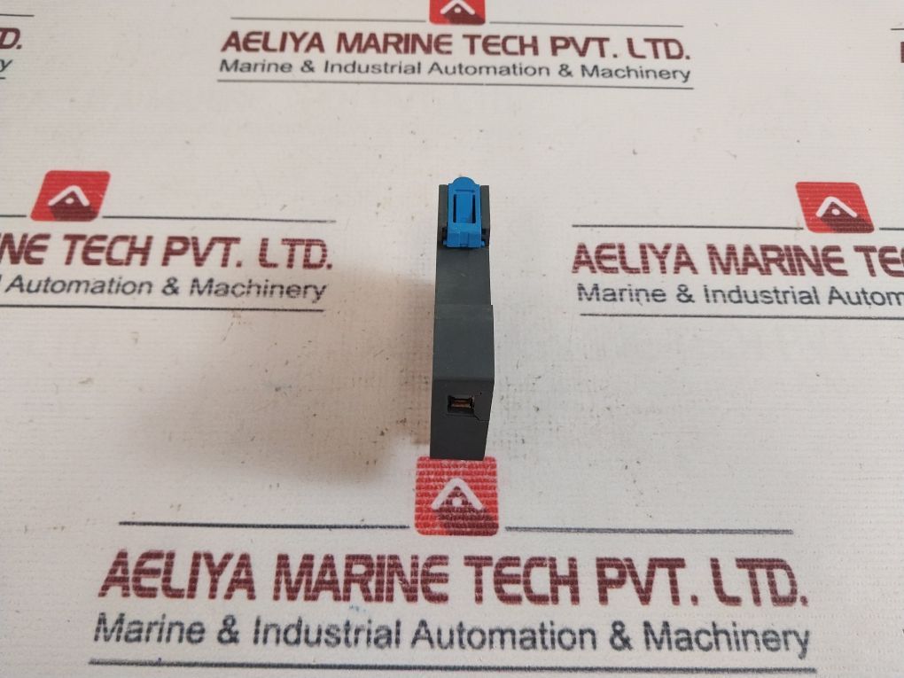Schneider Electric Df101 Fuse Holder – Aeliya Marine