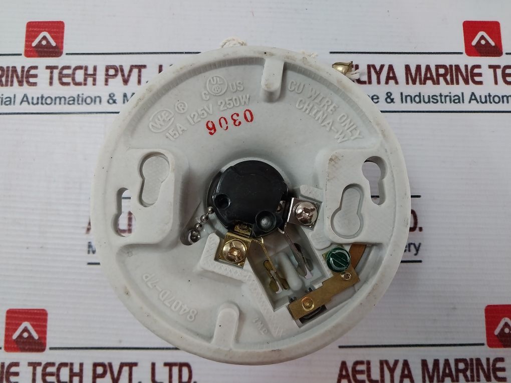 Weico 8407D-7P Lamp Holder 15A 125V 250W – Aeliya Marine
